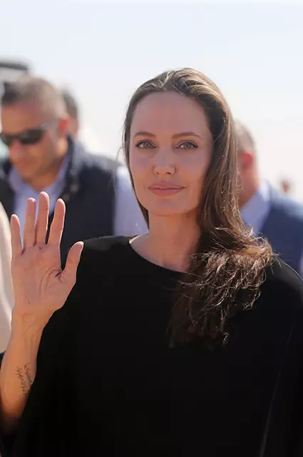 Angelina Jolie yizihiza isabukuru ye: amezi 12 hamwe numukobwa wamavuko 392_10