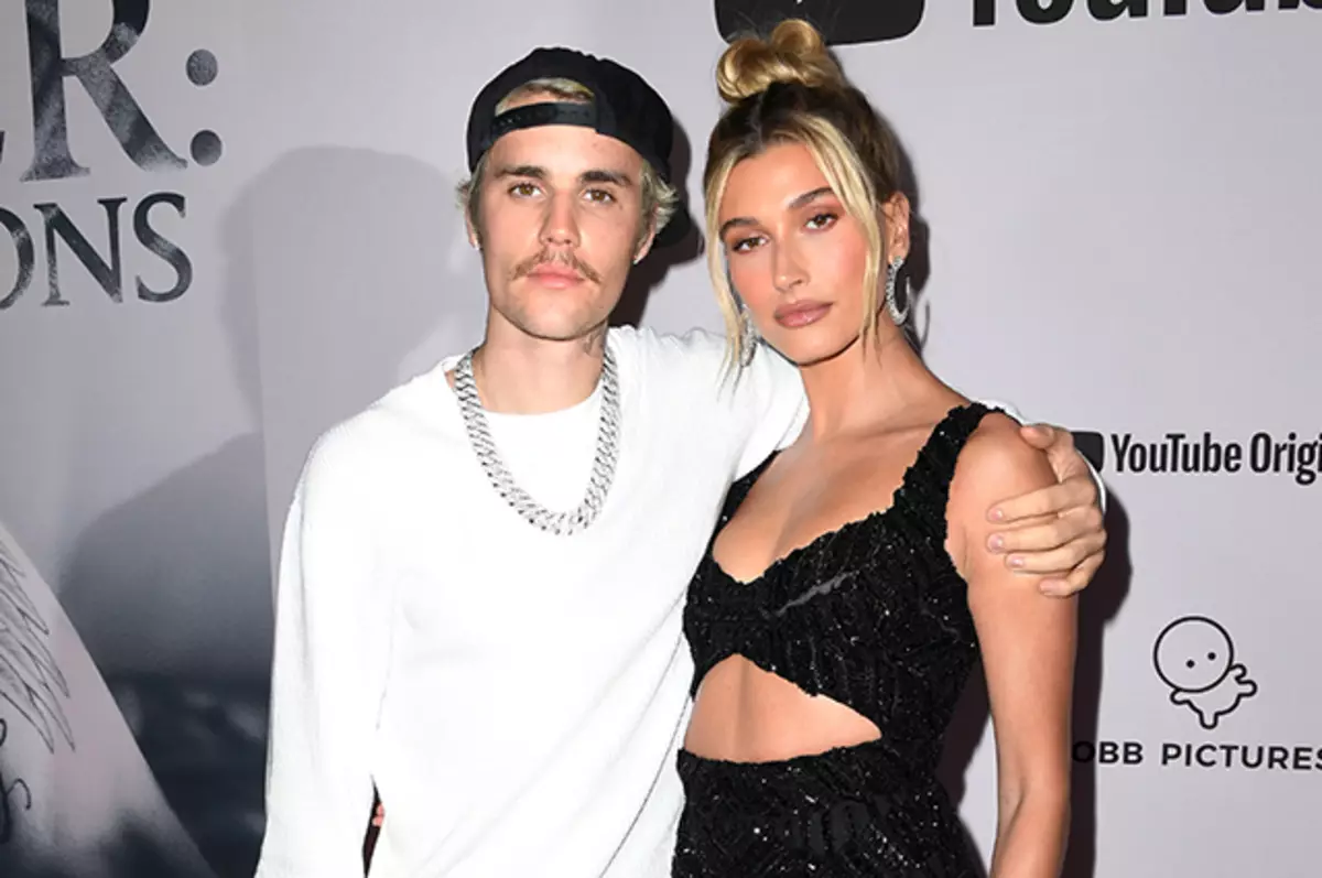 Justin Bieber dengan istrinya Haley Baldwin, kerabat dan teman bintang di presentasi reality show mereka