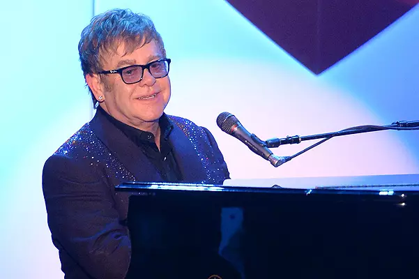 Αρχική σελίδα πάλι: Ο Elton John κυκλοφόρησε ένα νέο κλιπ