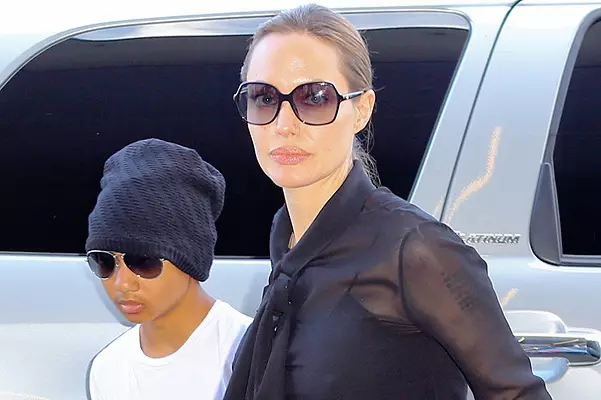 Angelina Jolie met Son Maddox het in Londen aangekom