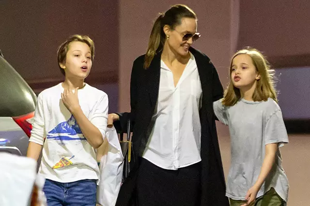 Angelina Jolie dengan anak-anak yang lebih muda di membeli-belah di Los Angeles