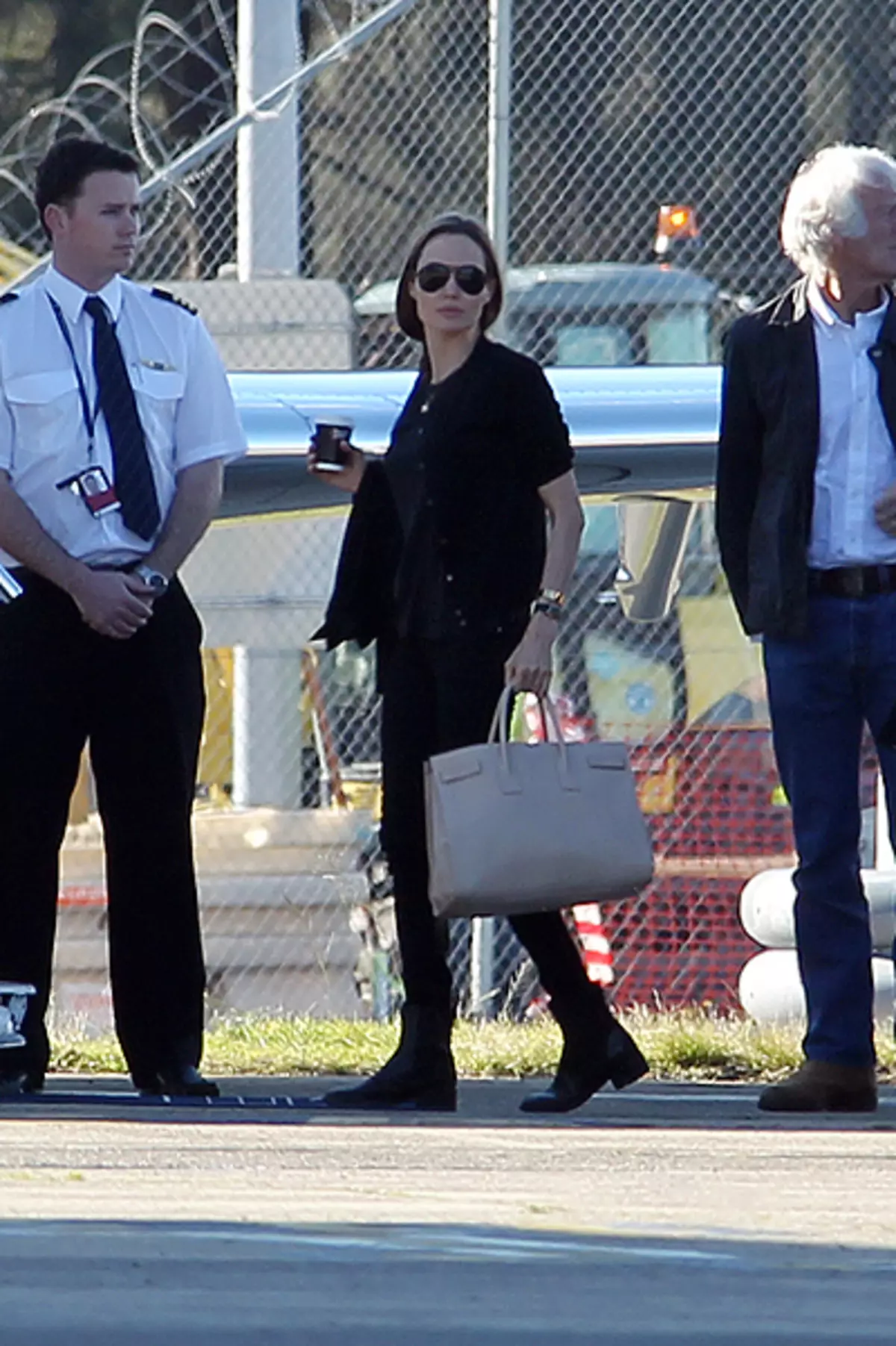 Angelina Jolie con suo figlio Pax lascia Sydney