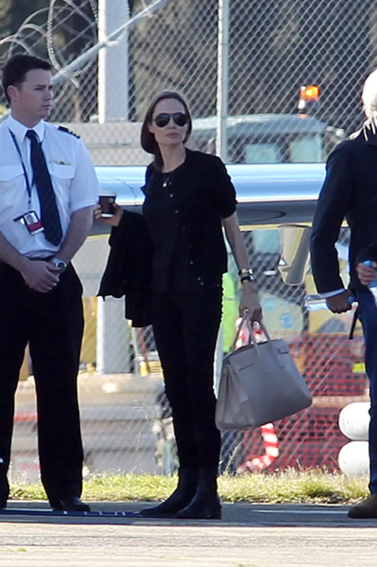 Angelina Jolie con suo figlio Pax lascia Sydney