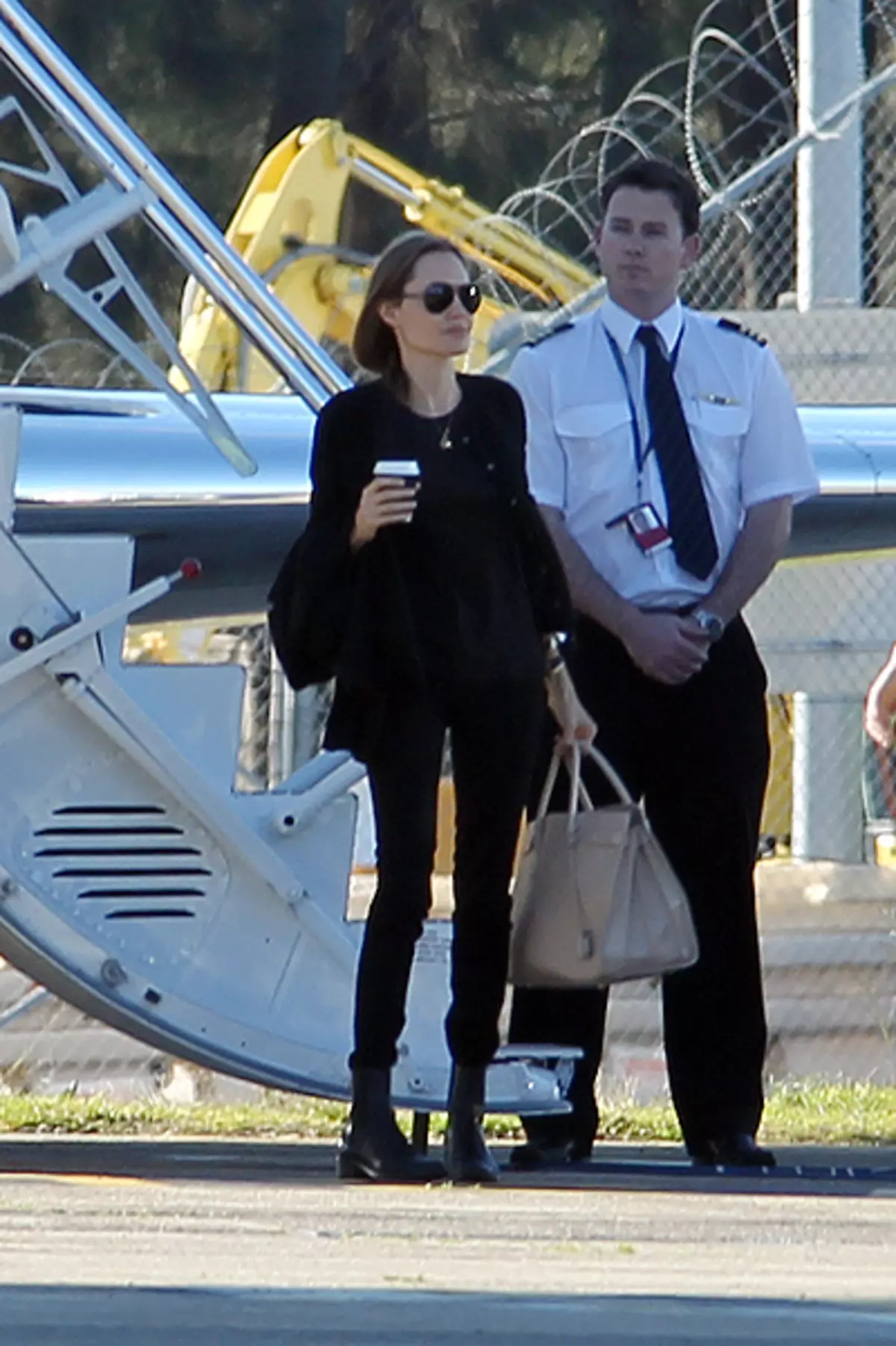 Angelina Jolie con suo figlio Pax lascia Sydney