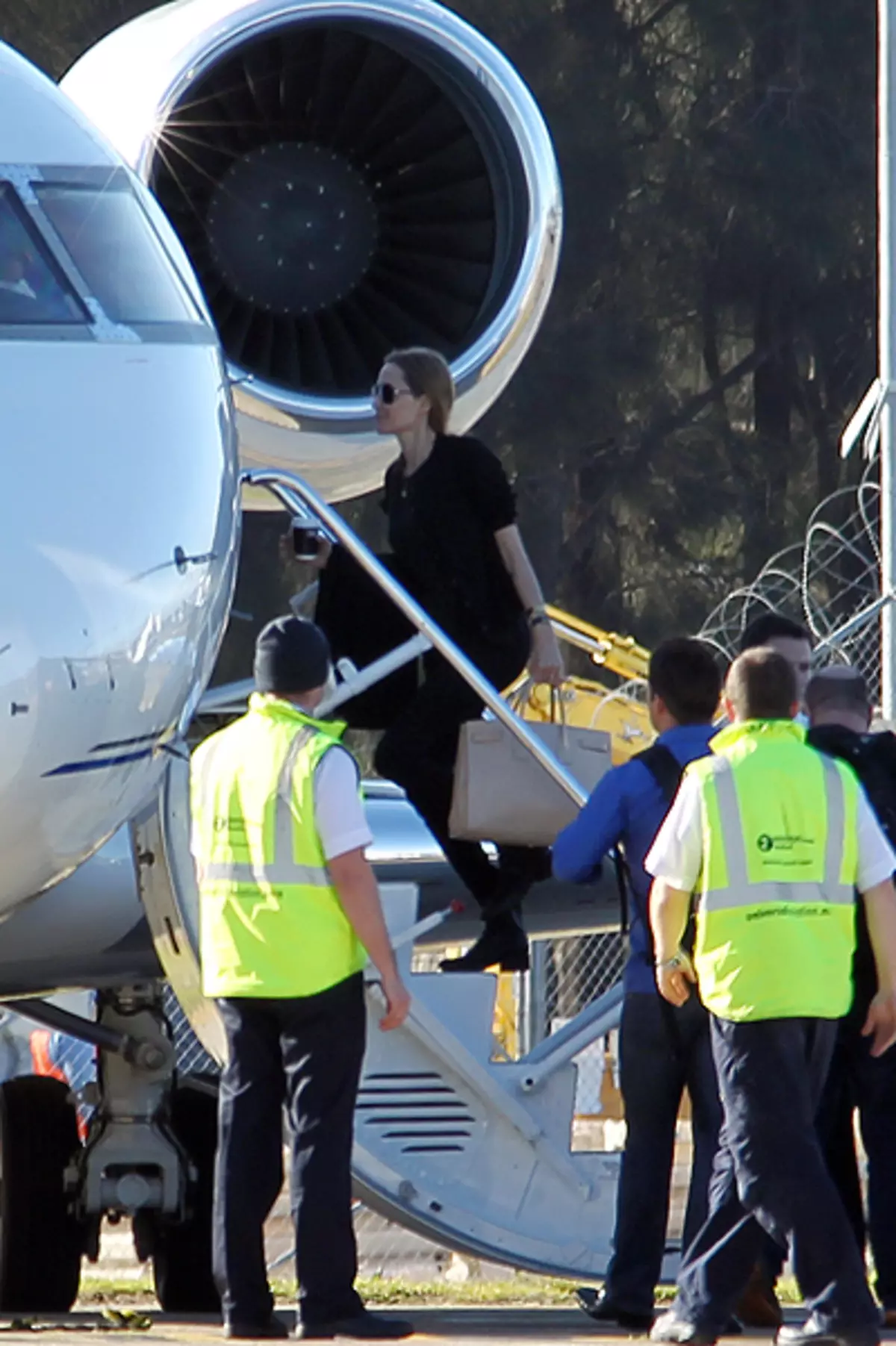 Angelina Jolie con suo figlio Pax lascia Sydney