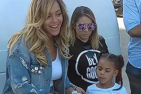 Beyonce, Jay, Janet Jackson sareng selebriti sanés dugi ka bantosan korban ti angin topan di AS