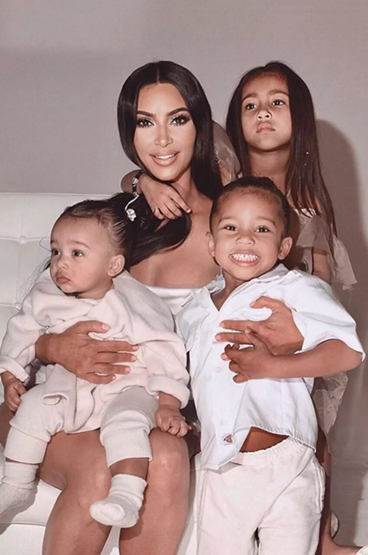 Kim Kardashian con nenos