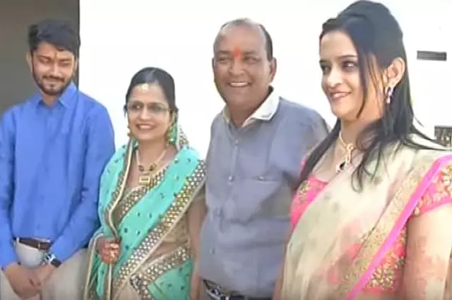 Indian businessman spent the whole wedding budget daughter at home for the poor