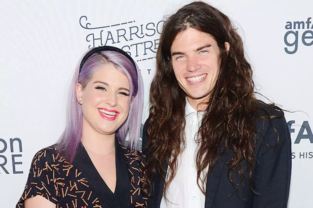 Kelly Osborne mostró un anillo de bodas