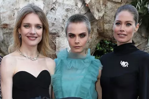 Natalia Vodyanova, Dautzen Krez, Kara Maliain en anderen op het avondeten in Londen