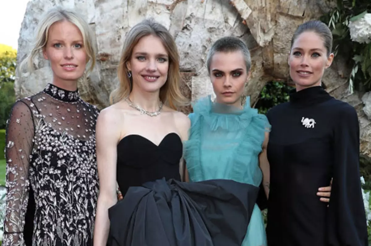 Natalia Vodyanova, Dautzen Krez, Kara Maliain și alții la cină în Londra