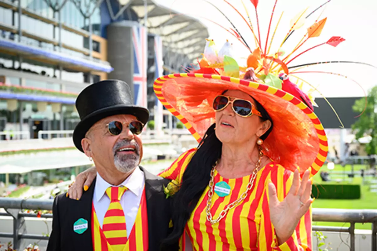 Gevulde voëls, skulpe en ironiese maskers: die helderste beelde en ongewone hoede op die Royal Ascot 2021