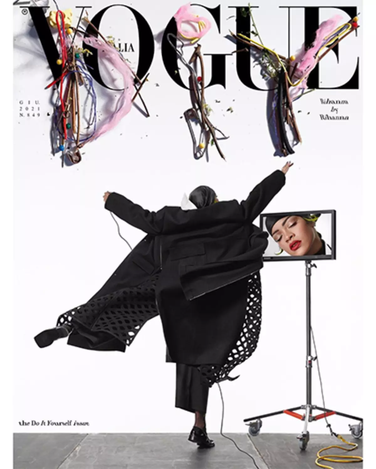 Si Rihanna sa isang translucent dress ay naka-star para sa Italian vogue. Larawan ay dumating siya sa sarili 454_3