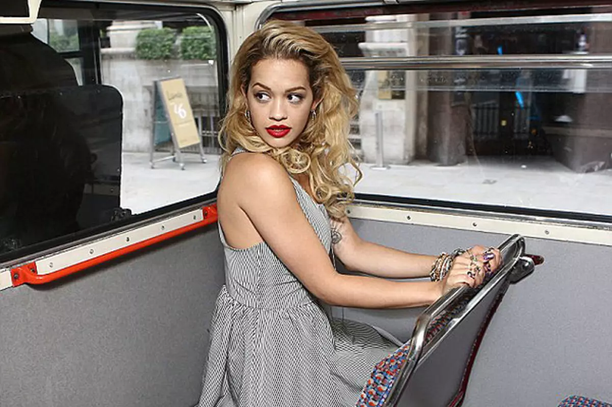 Rita Ora សម្រាប់ក្មេងស្រីសម្ភារៈនិង Isabel Marant សម្រាប់ក្រុមហ៊ុន H & M: ស៊ុមផ្សព្វផ្សាយដំបូង