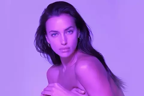 Irina Shayk spielte topless in der neuen Werbung der Schönheit