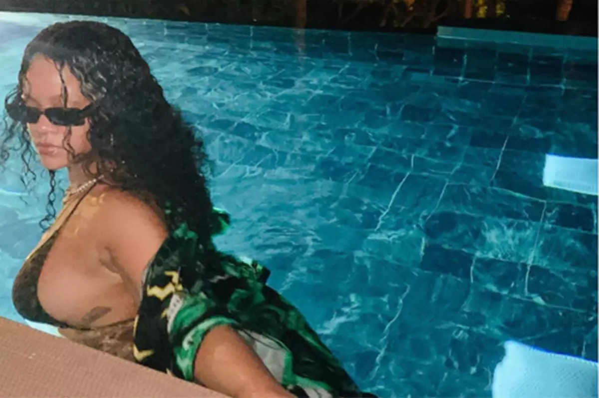 Rihanna Bikinida qator fotosuratlarni e'lon qildi. Bular allaqachon bloklanganligi uchun instagram