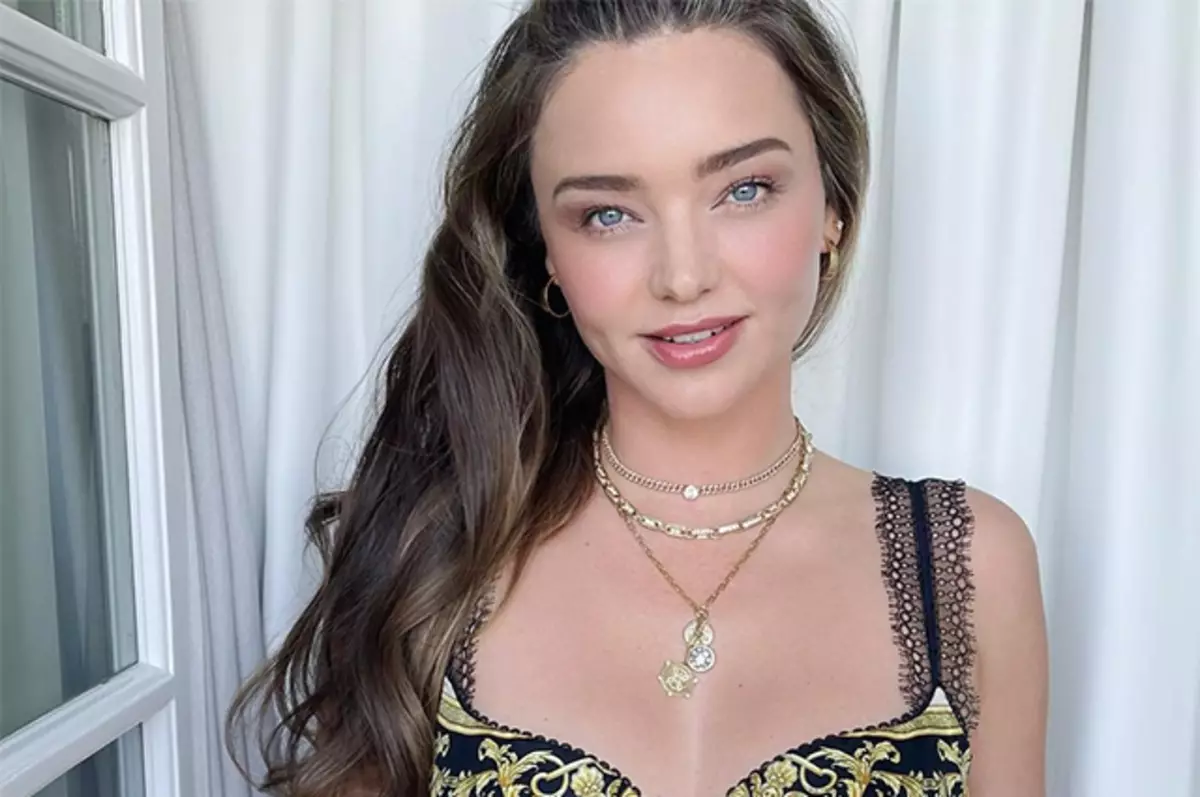 Chic 1990s: Ex- "Angel" Victoria's Secret Miranda Kerr in Krop-Top Versace op een feestje