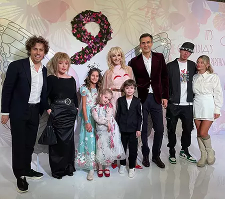 Maxim Galkin மற்றும் Alla Pugacheva, Klava Zemtsova, Lisa மற்றும் Harry Galkins, Christina Orbakayte, Mikhail Zemtsov, Nikita Presnyakov அவரது மனைவி அலேனாவுடன்