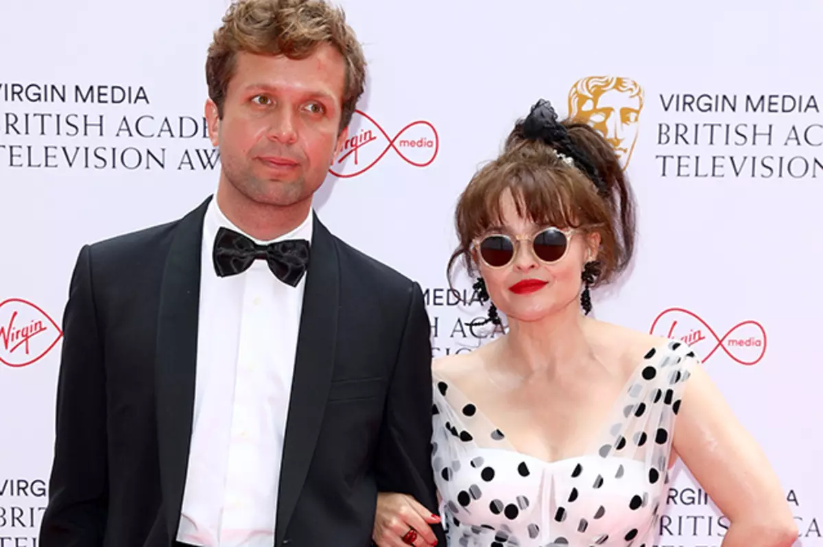 Helena Bonham Carter met kêrel, Jodi Comer, Billy Piper en ander op die televisie van Bafta in Londen