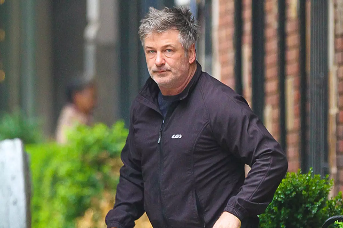 Alec Baldwin letartóztatták, hogy kerékpározzon a számláló mozgására