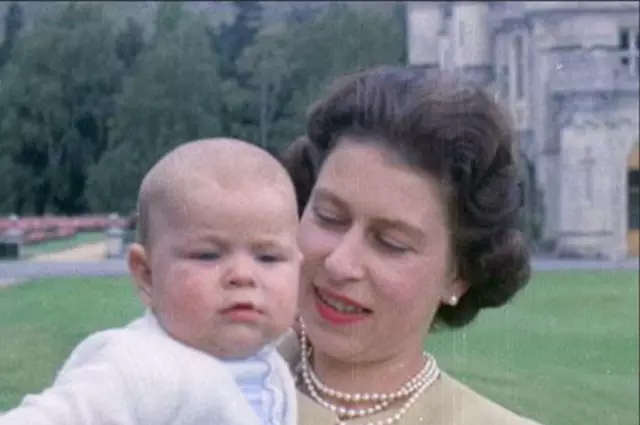 Drottning Elizabeth II med prinsens andrews son 1960