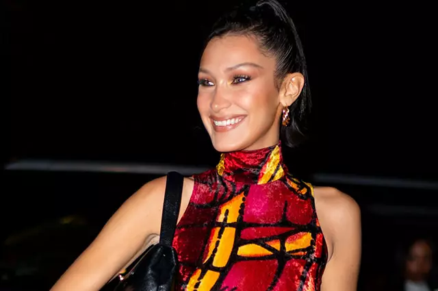 Bella Hadid observou o 23 aniversario da compañía de familiares e amigos