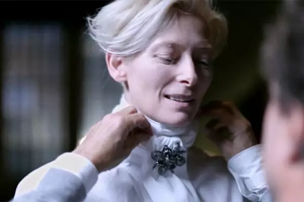 Tilda Swinton op der Set vu Reklammekampagne Collabelle Chanel Paräis - Ecambourg