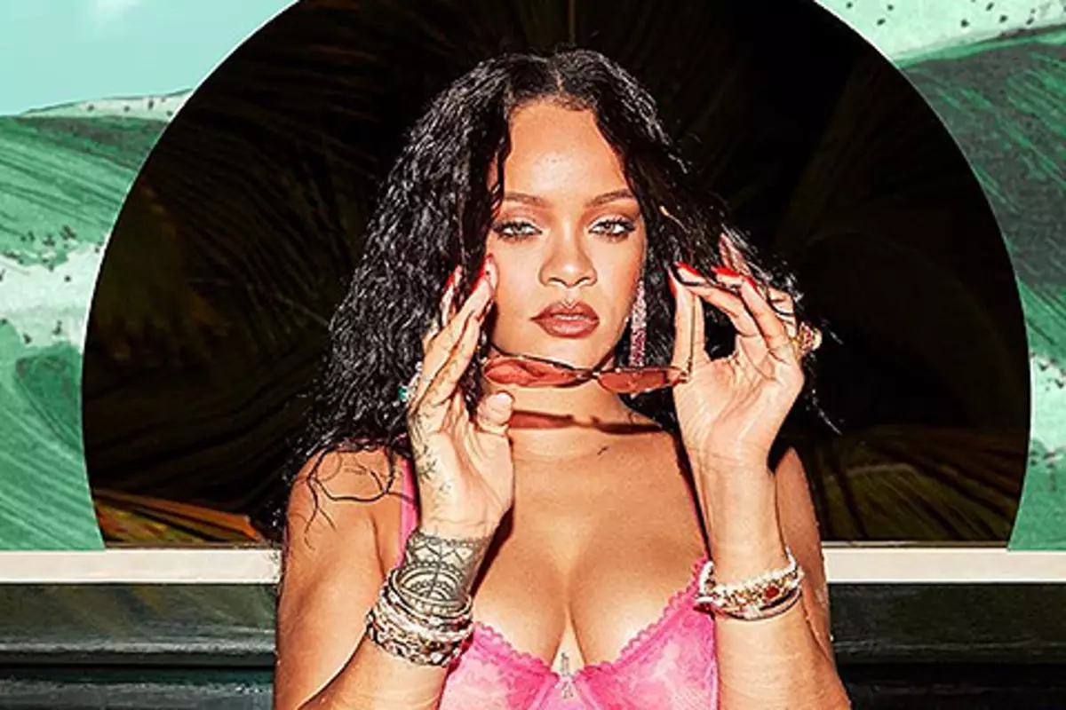 Rihanna bemutatta a fehérnemű új modelljét a márkájának reklámozásában