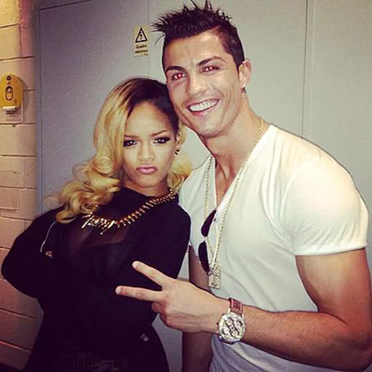 Cristiano Ronaldo ntsia ntawm kev hais kwv txhiaj Rihanna