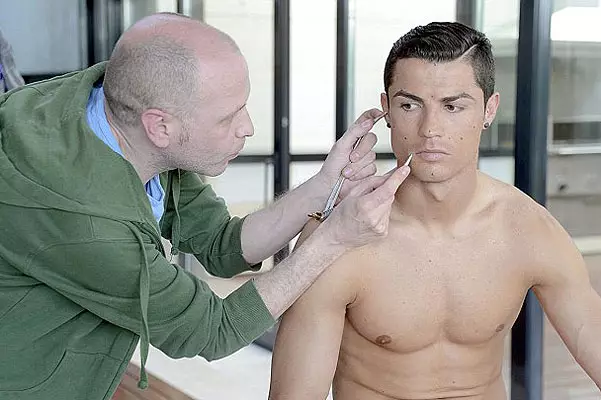 Cristiano Ronaldo poseart foar syn waaksfiguer