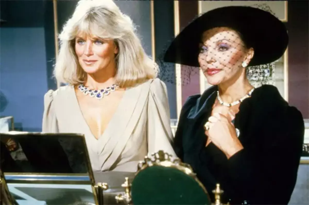 Linda Evans kaj Joan Collins en la serio