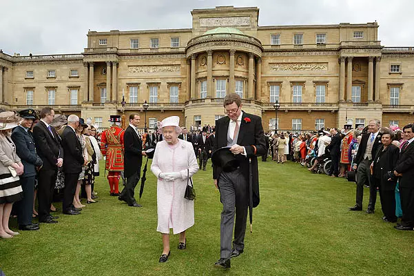 Duchess Catherine på Garden Party i Buckingham Palace