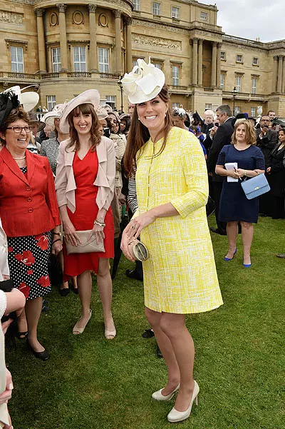 Duchess Catherine ku birori byo mu busitani muri Buckingham Ingolace