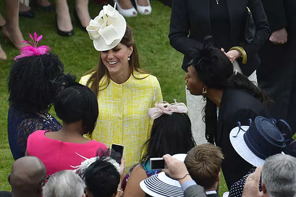 Duchess Catherine ku birori byo mu busitani muri Buckingham Ingolace