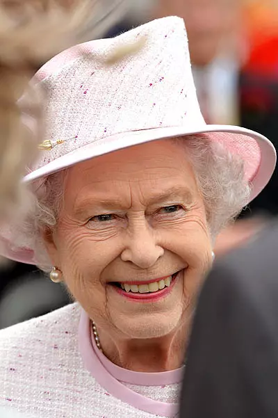 Duchess Catherine på Garden Party i Buckingham Palace