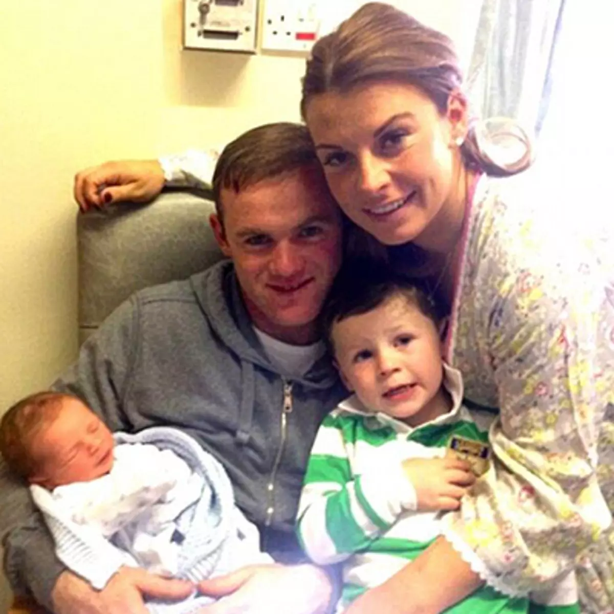 Familia foto Wayne Rooney kun novnaskita filo