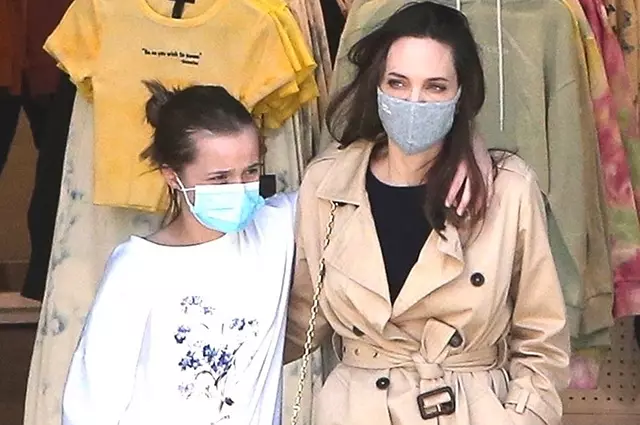 Angelina Jolie with daughter Vivien on Shopping in Hollywood: Fresh photos