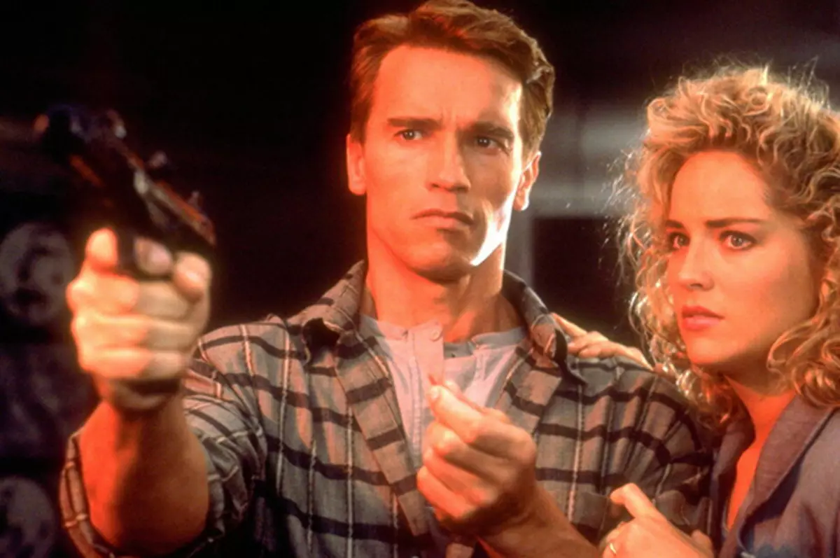 Arnold Schwarzenegger och Sharon Stone. Ram från filmen