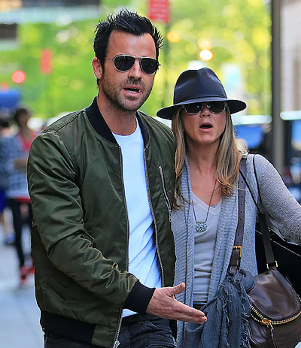 Jennifer Aniston ak Justin Tera sou Shopping New York