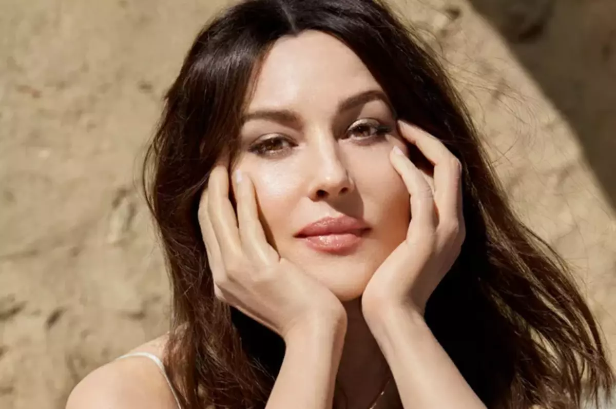 Si Monica Bellucci ay naka-star para sa magasing French at sinabi tungkol sa pagiging ina