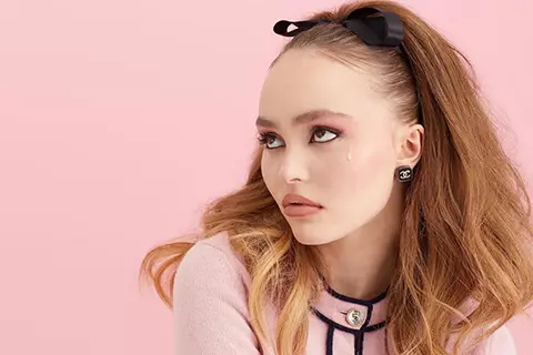 Lily Rose Depp, Rus Elle Magazine için rol aldı.