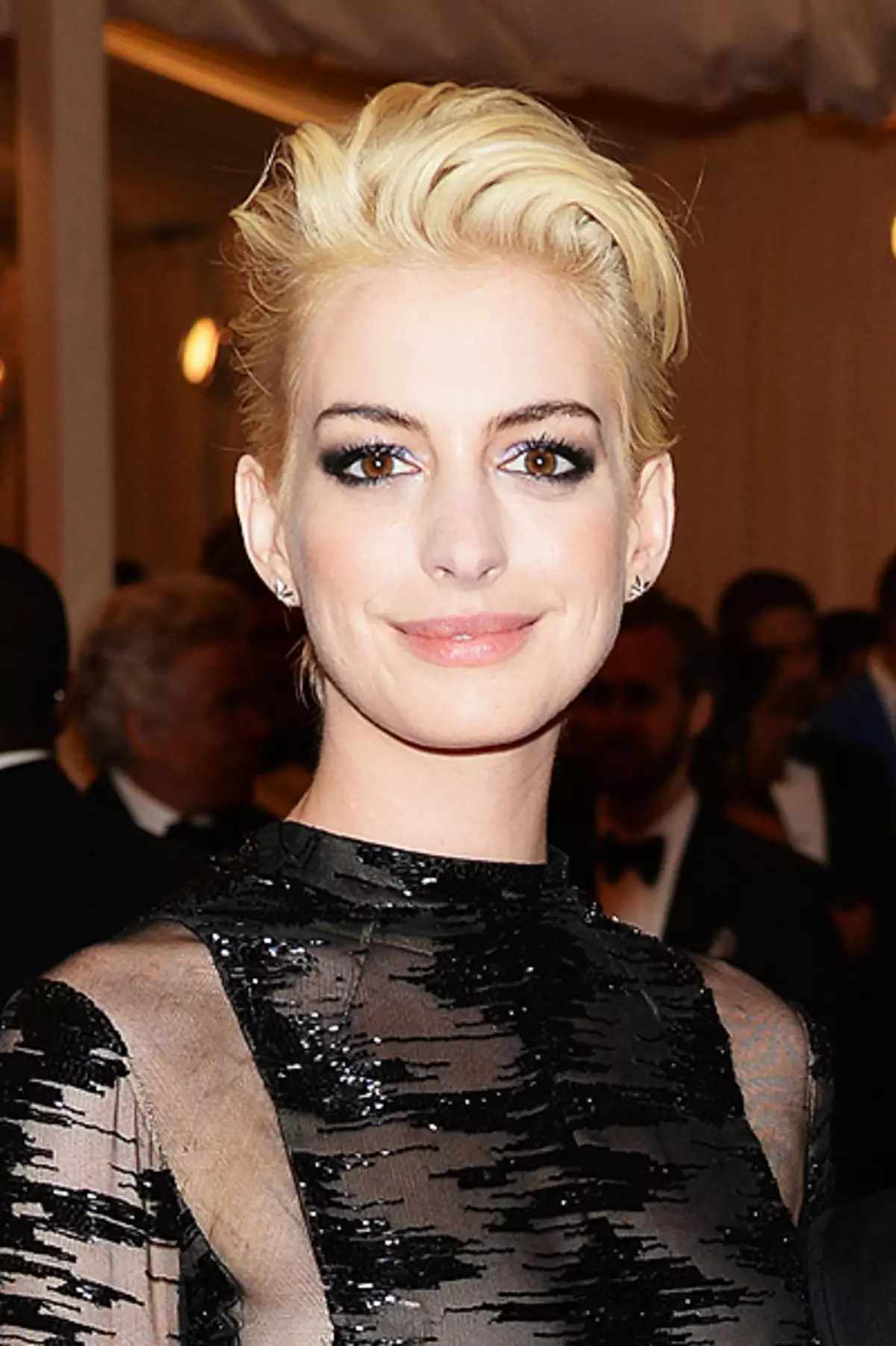 Ann Hathaway ဆံပင်ရွှေရောင်