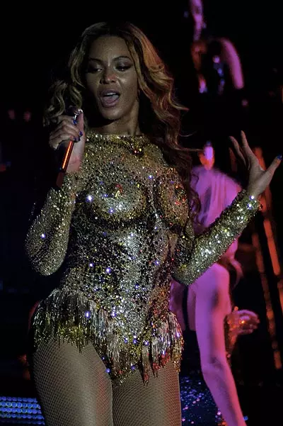 Beyonce pri unu el la prezentoj en la kadro de la MRS-Konona-Turneo. Carter Show World Tour