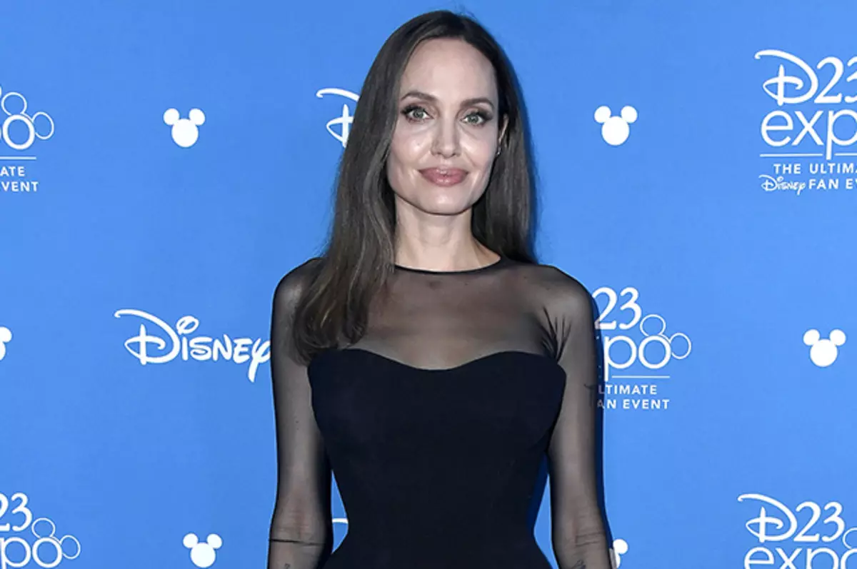 Angelina Jolie kwenye Cinema Disney: picha ya maridadi na kuzungumza juu ya nguvu