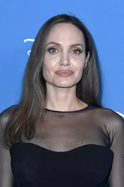 Angelina Jolie kwenye Cinema Disney: picha ya maridadi na kuzungumza juu ya nguvu 55857_3