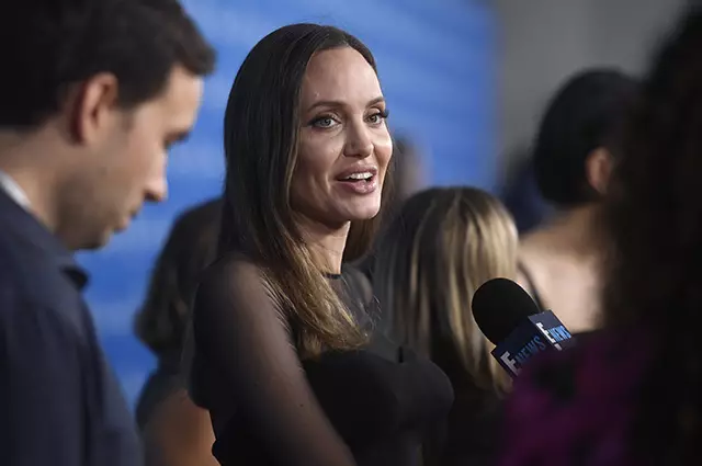 Angelina Jolie kwenye Cinema Disney: picha ya maridadi na kuzungumza juu ya nguvu 55857_6