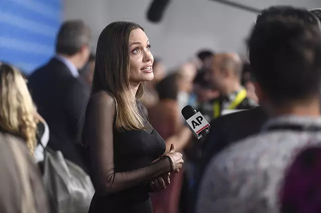 Angelina Jolie kwenye Cinema Disney: picha ya maridadi na kuzungumza juu ya nguvu 55857_7