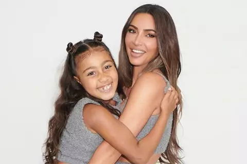 Kim Kardashian com filhas estrelou a nova publicidade de sua marca de moda