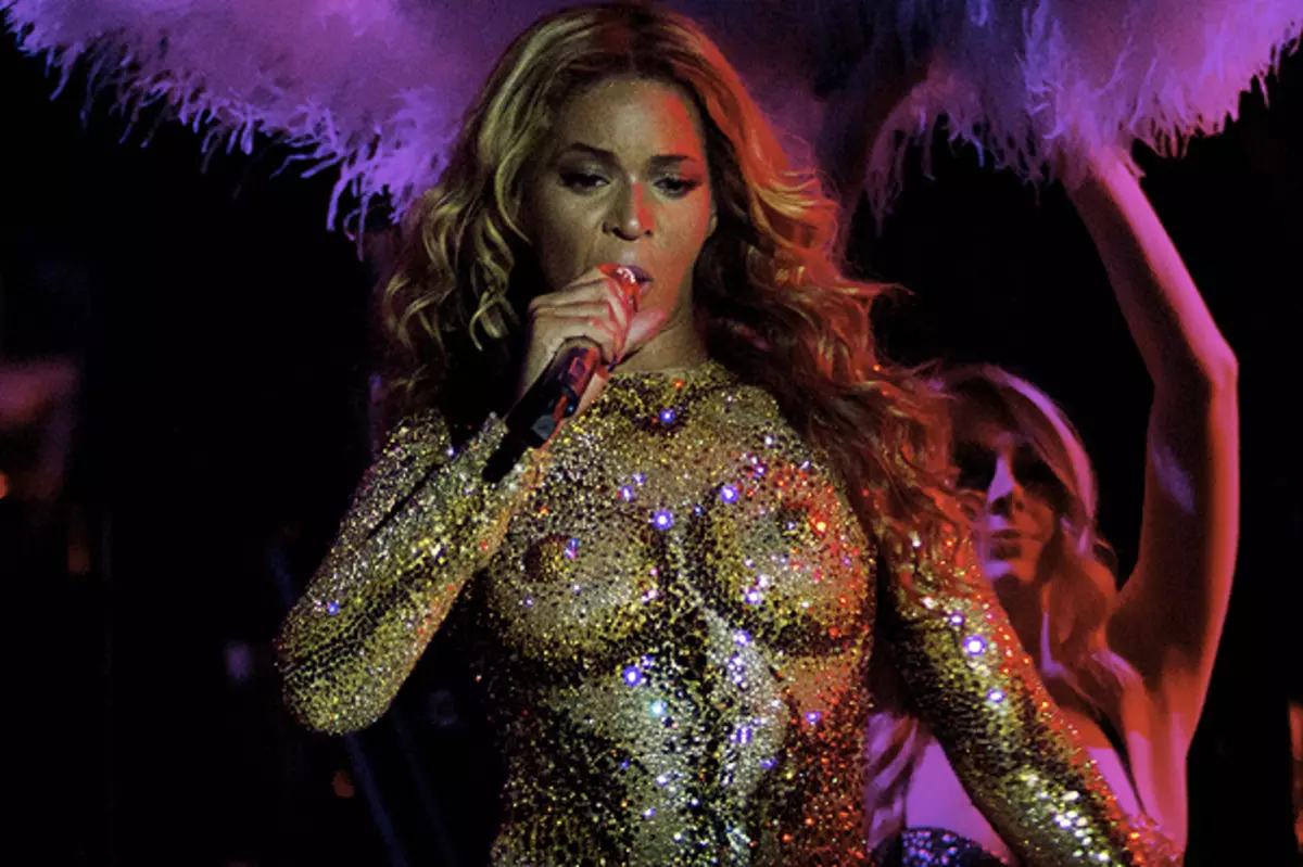 Beyonce pada konser pertama mrs. Carter World Tour.