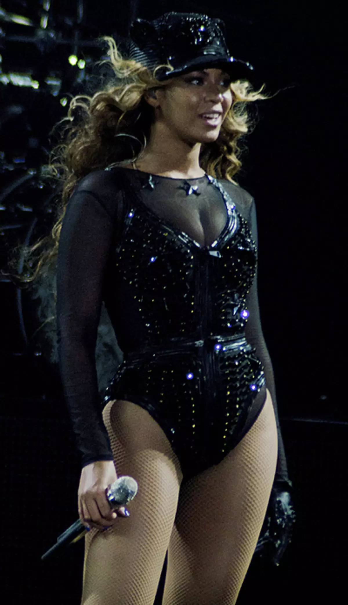 Beyonce pada konser pertama mrs. Carter World Tour.